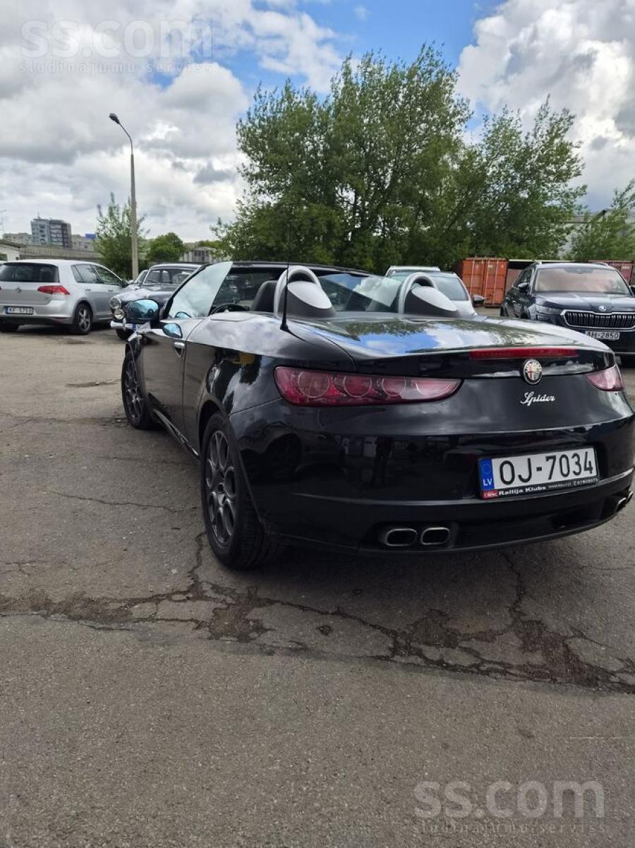 Black Alfa Romeo Spider 2006 in Riga, with an engine capacity of 2.20 L and mileage of 167 thousand km for 12000 €, photo 4 on AUTOMOTO.COM.LV