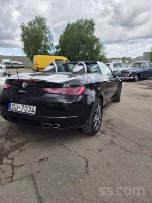 Black Alfa Romeo Spider 2006 in Riga, with an engine capacity of 2.20 L and mileage of 167 thousand km for 12000 €, photo 5 on AUTOMOTO.COM.LV