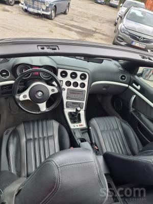 Black Alfa Romeo Spider 2006 in Riga, with an engine capacity of 2.20 L and mileage of 167 thousand km for 12000 €, photo 7 on AUTOMOTO.COM.LV