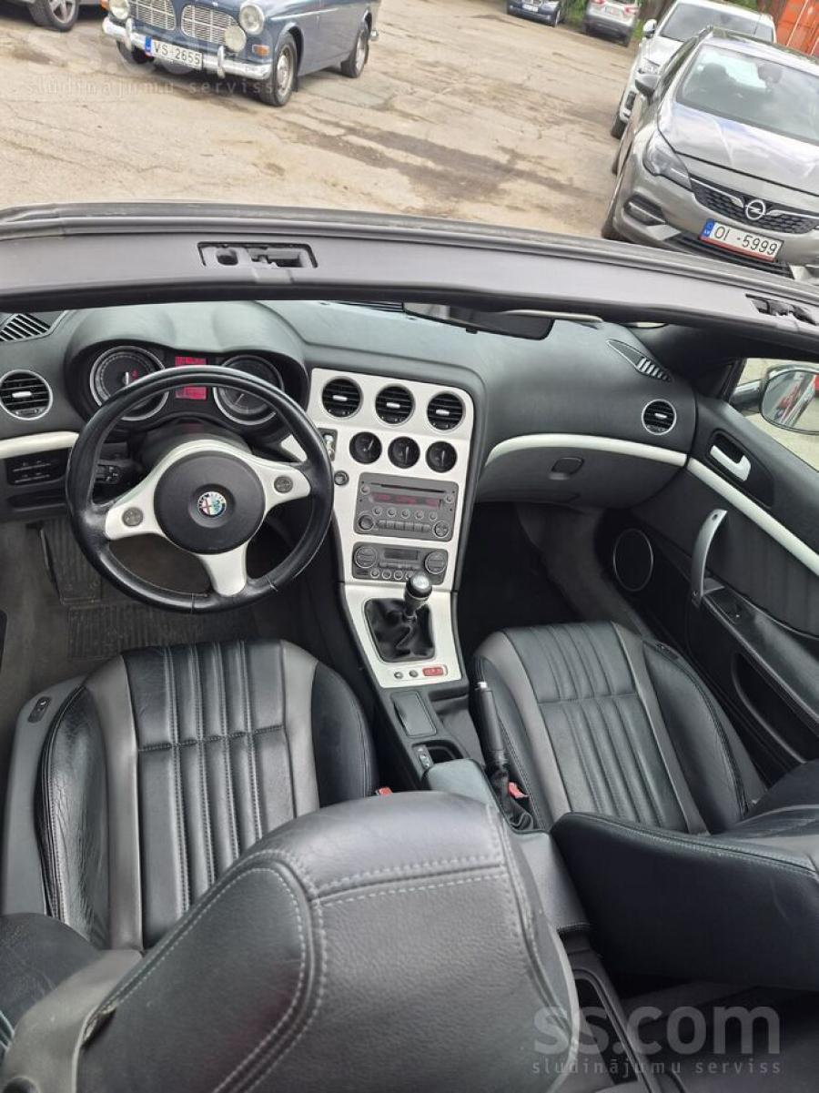 Black Alfa Romeo Spider 2006 in Riga, with an engine capacity of 2.20 L and mileage of 167 thousand km for 12000 €, photo 7 on AUTOMOTO.COM.LV
