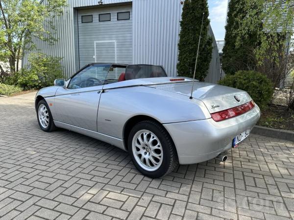 Pelēks Alfa Romeo Spider 2000 Rīga, ar dzinēja tilpumu 1.80 L un nobraukumu 135 tūkst. km par 5300 €, foto 4 vietnē AUTOMOTO.COM.LV