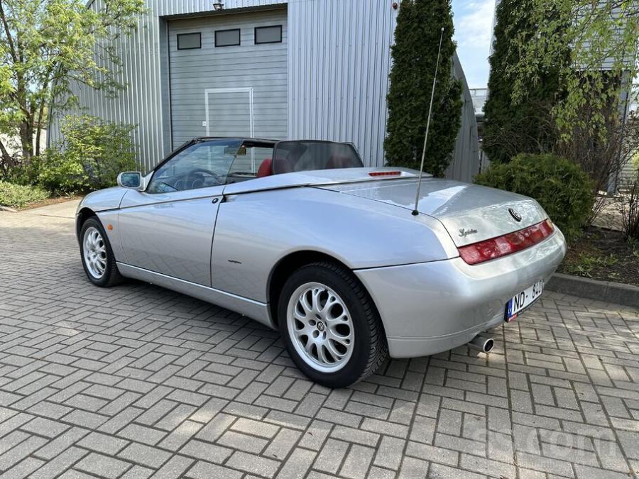 Pelēks Alfa Romeo Spider 2000 Rīga, ar dzinēja tilpumu 1.80 L un nobraukumu 135 tūkst. km par 5300 €, foto 5 vietnē AUTOMOTO.COM.LV