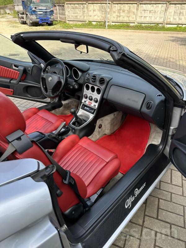 Grey Alfa Romeo Spider 2000 in Riga, with an engine capacity of 1.80 L and mileage of 135 thousand km for 5300 €, photo 10 on AUTOMOTO.COM.LV