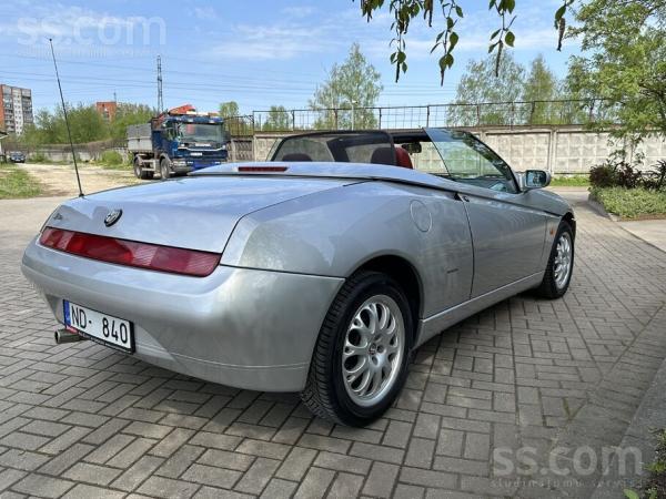 Pelēks Alfa Romeo Spider 2000 Rīga, ar dzinēja tilpumu 1.80 L un nobraukumu 135 tūkst. km par 5200 €, foto 5 vietnē AUTOMOTO.COM.LV