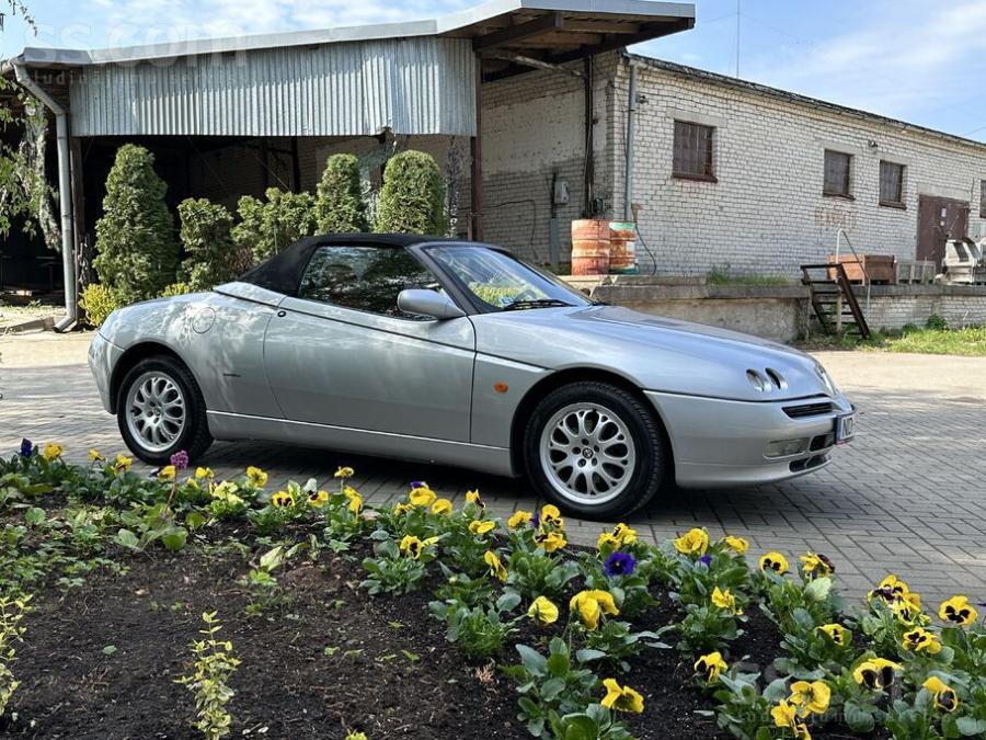 Pelēks Alfa Romeo Spider 2000 Rīga, ar dzinēja tilpumu 1.80 L un nobraukumu 135 tūkst. km par 5200 €, foto 1 vietnē AUTOMOTO.COM.LV