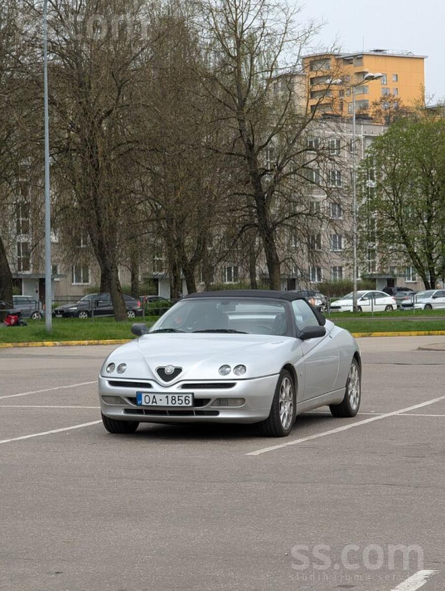 Серый Альфа Ромео Спайдер 2001 в Рига, объемом двигателя 2.00 л и пробегом 170 тыс. км за 5000 €, фото 1 на AUTOMOTO.COM.LV