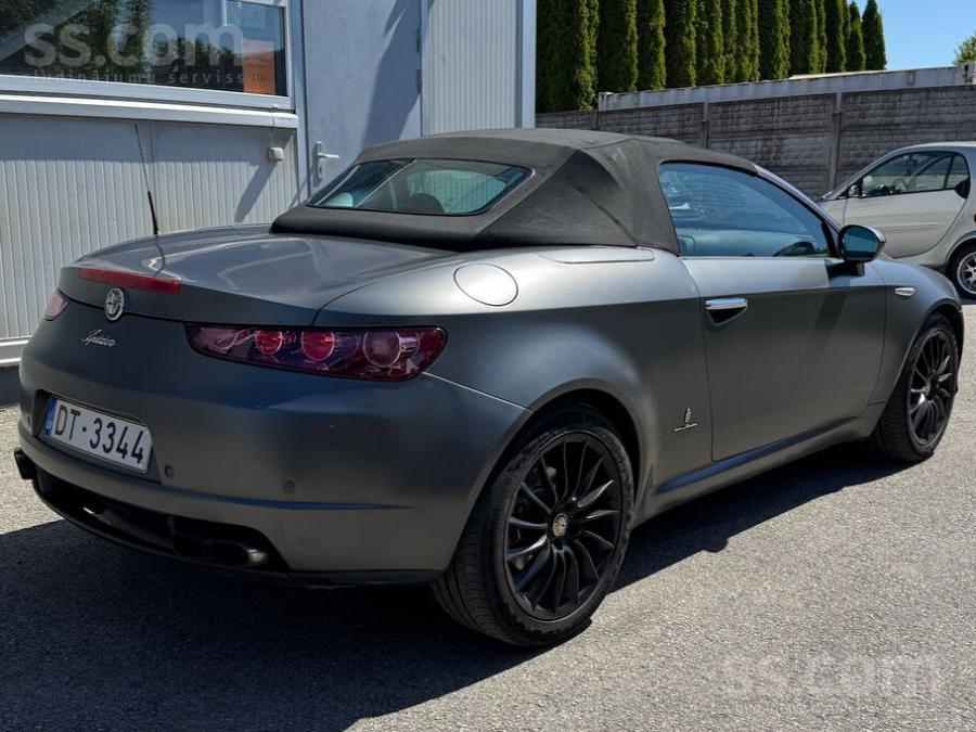 Grey Alfa Romeo Spider 2010 in Riga, with an engine capacity of 1.80 L and mileage of 149 thousand km for 5900 €, photo 4 on AUTOMOTO.COM.LV