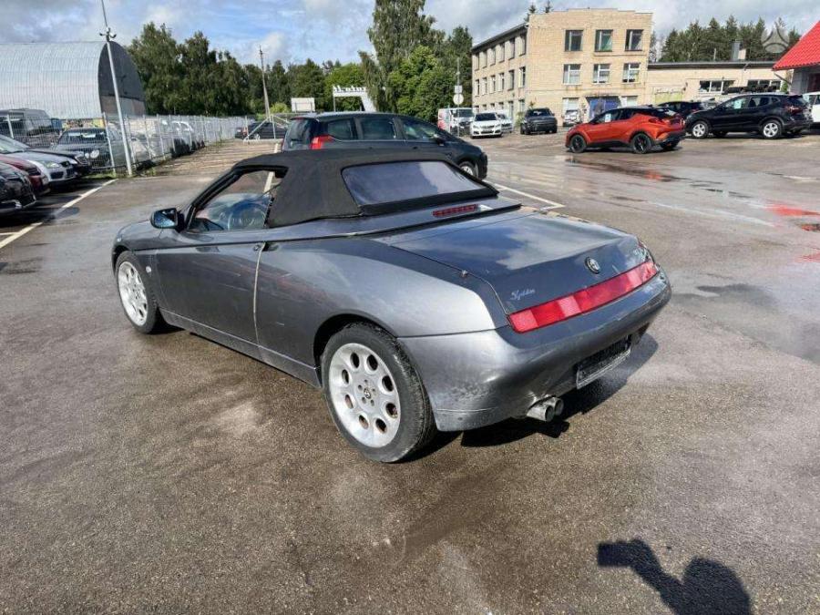 Grey Alfa Romeo Spider 1999 in Radviliskis, with an engine capacity of 2.96 L and mileage of 171 thousand km for 3150 €, photo 8 on AUTOMOTO.COM.LV