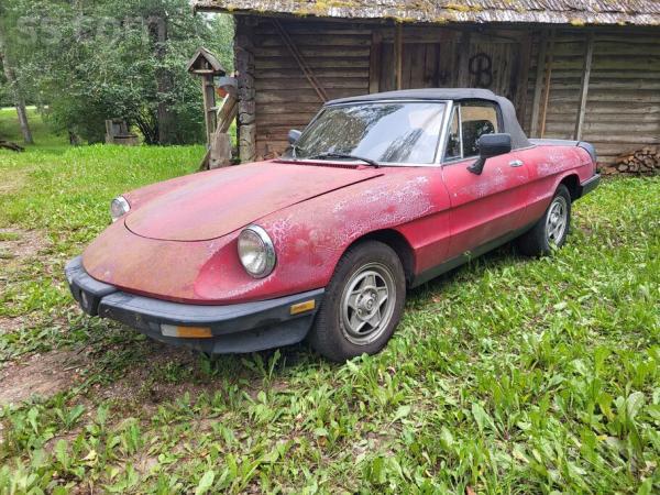 Red Alfa Romeo Spider 1986 in Valmiera, with an engine capacity of 2.00 L and mileage of 165 thousand km for 9900 €, photo 1 on AUTOMOTO.COM.LV