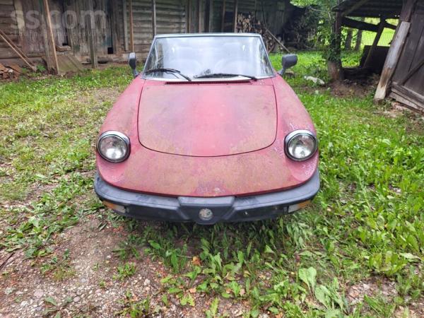 Red Alfa Romeo Spider 1986 in Valmiera, with an engine capacity of 2.00 L and mileage of 165 thousand km for 9900 €, photo 5 on AUTOMOTO.COM.LV