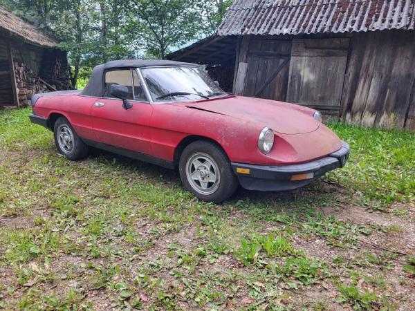 Sarkans Alfa Romeo Spider 1986 Valmiera, ar dzinēja tilpumu 2.00 L un nobraukumu 165 tūkst. km par 9900 €, foto 2 vietnē AUTOMOTO.COM.LV