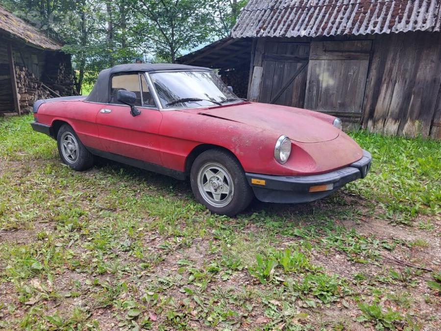 Red Alfa Romeo Spider 1986 in Valmiera, with an engine capacity of 2.00 L and mileage of 165 thousand km for 9900 €, photo 3 on AUTOMOTO.COM.LV