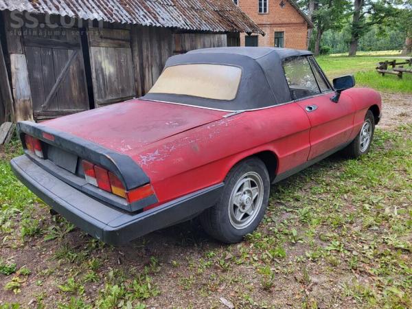 Sarkans Alfa Romeo Spider 1986 Valmiera, ar dzinēja tilpumu 2.00 L un nobraukumu 165 tūkst. km par 9900 €, foto 3 vietnē AUTOMOTO.COM.LV