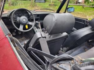 Red Alfa Romeo Spider 1986 in Valmiera, with an engine capacity of 2.00 L and mileage of 165 thousand km for 9900 €, photo 9 on AUTOMOTO.COM.LV