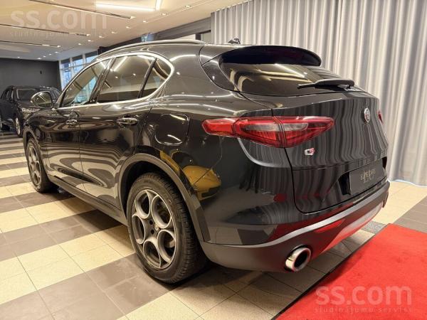 Black Alfa Romeo Stelvio 2018 in Riga, with an engine capacity of 2.00 L and mileage of 117 thousand km for 21900 €, photo 4 on AUTOMOTO.COM.LV