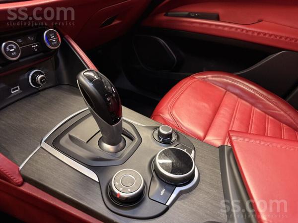 Black Alfa Romeo Stelvio 2018 in Riga, with an engine capacity of 2.00 L and mileage of 117 thousand km for 21900 €, photo 9 on AUTOMOTO.COM.LV