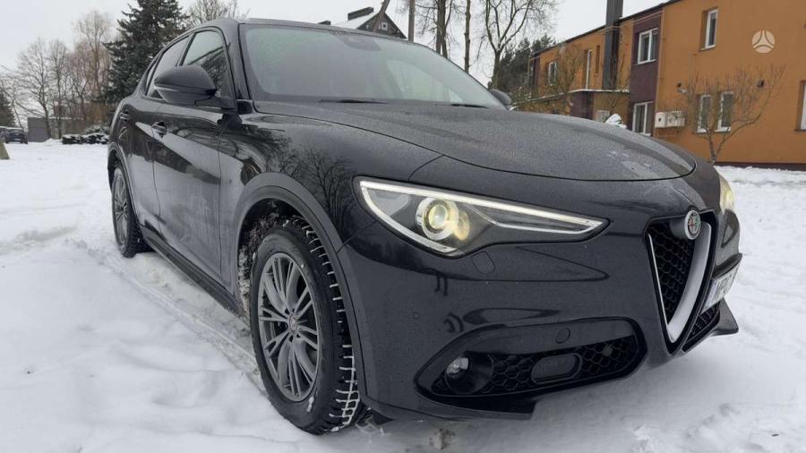 Melns Alfa Romeo Stelvio 2018 Panevēža, ar dzinēja tilpumu 2.14 L un nobraukumu 223 tūkst. km par 14300 €, foto 23 vietnē AUTOMOTO.COM.LV