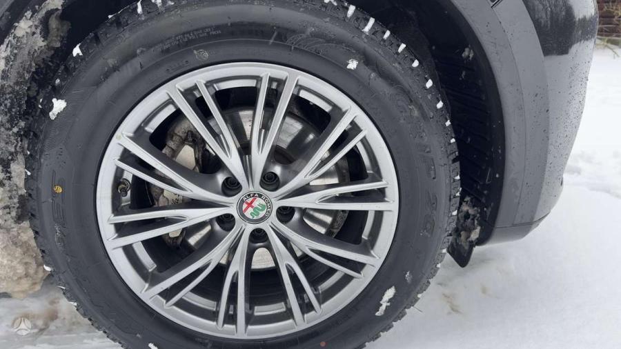 Melns Alfa Romeo Stelvio 2018 Panevēža, ar dzinēja tilpumu 2.14 L un nobraukumu 223 tūkst. km par 14300 €, foto 24 vietnē AUTOMOTO.COM.LV