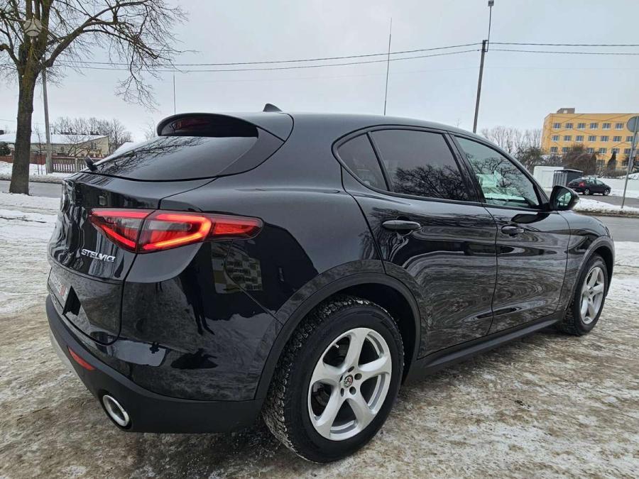 Melns Alfa Romeo Stelvio 2018 Šauļi, ar dzinēja tilpumu 2.14 L un nobraukumu 238 tūkst. km par 15950 €, foto 5 vietnē AUTOMOTO.COM.LV