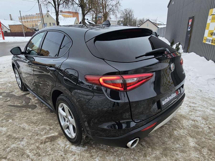 Melns Alfa Romeo Stelvio 2018 Šauļi, ar dzinēja tilpumu 2.14 L un nobraukumu 238 tūkst. km par 15950 €, foto 7 vietnē AUTOMOTO.COM.LV