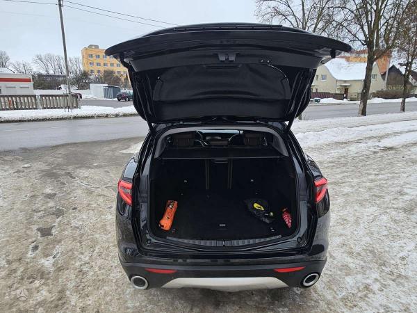Black Alfa Romeo Stelvio 2018 in Siauliai, with an engine capacity of 2.14 L and mileage of 238 thousand km for 15950 €, photo 11 on AUTOMOTO.COM.LV