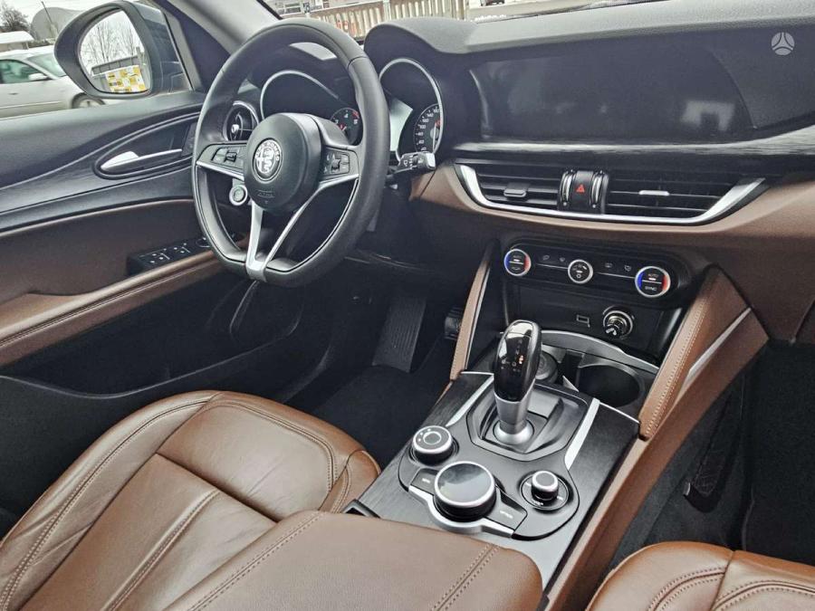 Melns Alfa Romeo Stelvio 2018 Šauļi, ar dzinēja tilpumu 2.14 L un nobraukumu 238 tūkst. km par 15950 €, foto 16 vietnē AUTOMOTO.COM.LV