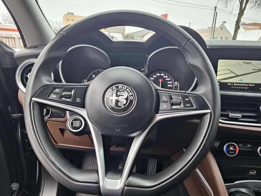 Melns Alfa Romeo Stelvio 2018 Šauļi, ar dzinēja tilpumu 2.14 L un nobraukumu 238 tūkst. km par 15950 €, foto 24 vietnē AUTOMOTO.COM.LV