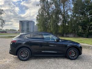 Melns Alfa Romeo Stelvio 2018 Liepāja, ar dzinēja tilpumu 2.00 L un nobraukumu 102 tūkst. km par 25000 €, foto  vietnē AUTOMOTO.COM.LV