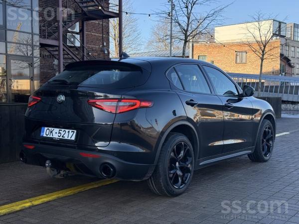 Black Alfa Romeo Stelvio 2018 in Liepaja, with an engine capacity of 2.20 L and mileage of 184 thousand km for 18900 €, photo 4 on AUTOMOTO.COM.LV