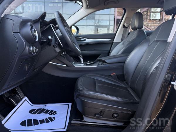 Black Alfa Romeo Stelvio 2018 in Liepaja, with an engine capacity of 2.20 L and mileage of 184 thousand km for 18900 €, photo 5 on AUTOMOTO.COM.LV