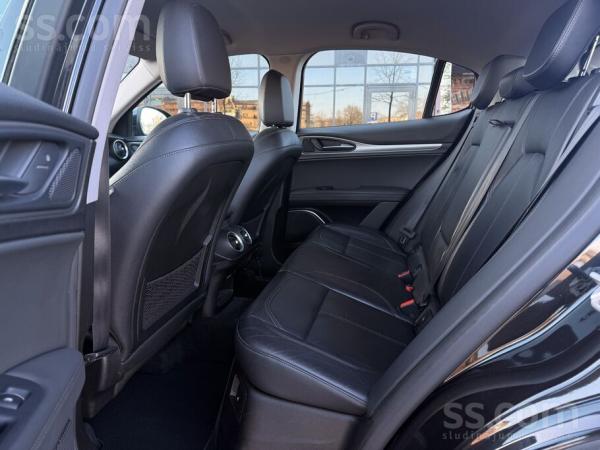 Black Alfa Romeo Stelvio 2018 in Liepaja, with an engine capacity of 2.20 L and mileage of 184 thousand km for 18900 €, photo 6 on AUTOMOTO.COM.LV