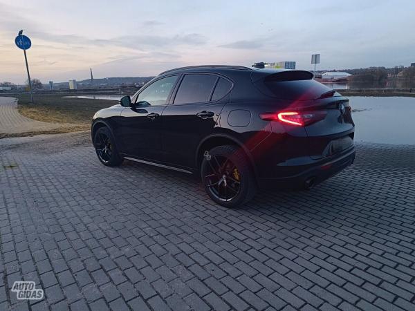 Melns Alfa Romeo Stelvio 2019 Kauņa, ar dzinēja tilpumu 2.00 L un nobraukumu 103 tūkst. km par 22900 €, foto 1 vietnē AUTOMOTO.COM.LV