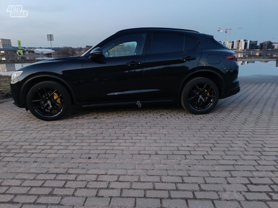 Melns Alfa Romeo Stelvio 2019 Kauņa, ar dzinēja tilpumu 2.00 L un nobraukumu 103 tūkst. km par 22900 €, foto 2 vietnē AUTOMOTO.COM.LV