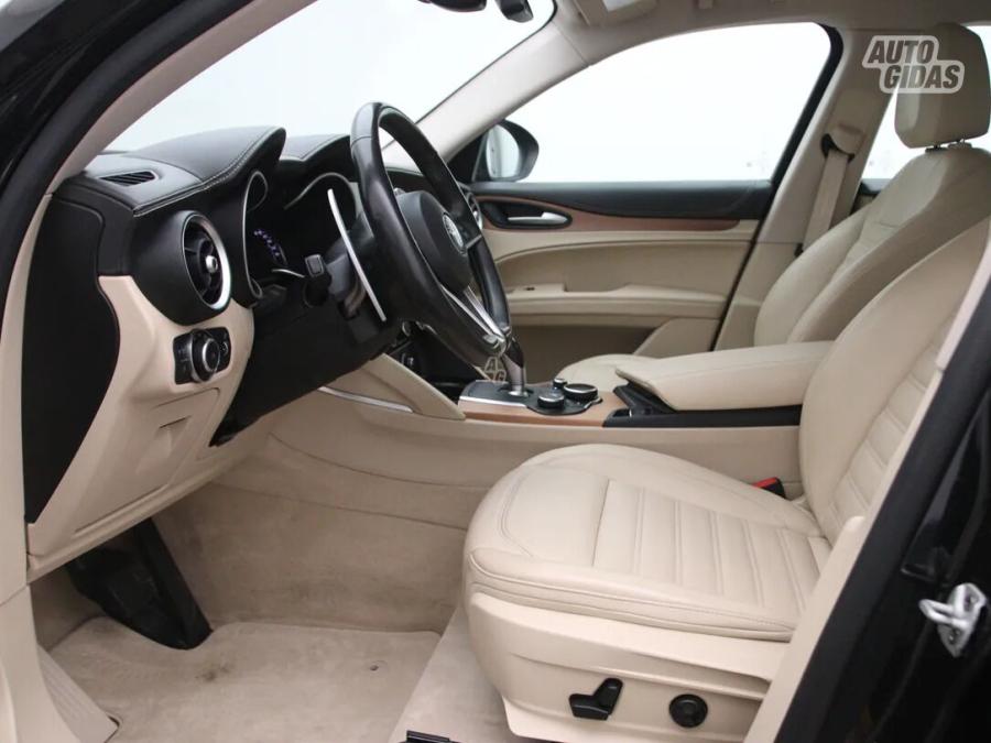 Black Alfa Romeo Stelvio 2019 in Vilnius, with an engine capacity of 2.20 L and mileage of 132 thousand km for 20999 €, photo 5 on AUTOMOTO.COM.LV