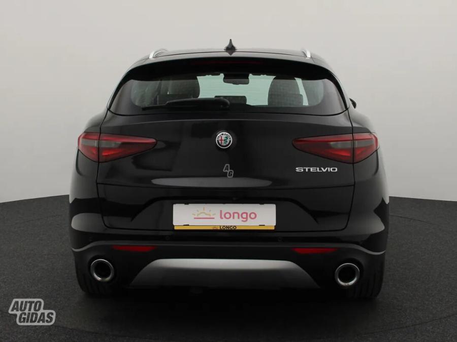 Black Alfa Romeo Stelvio 2019 in Vilnius, with an engine capacity of 2.20 L and mileage of 132 thousand km for 20999 €, photo 6 on AUTOMOTO.COM.LV