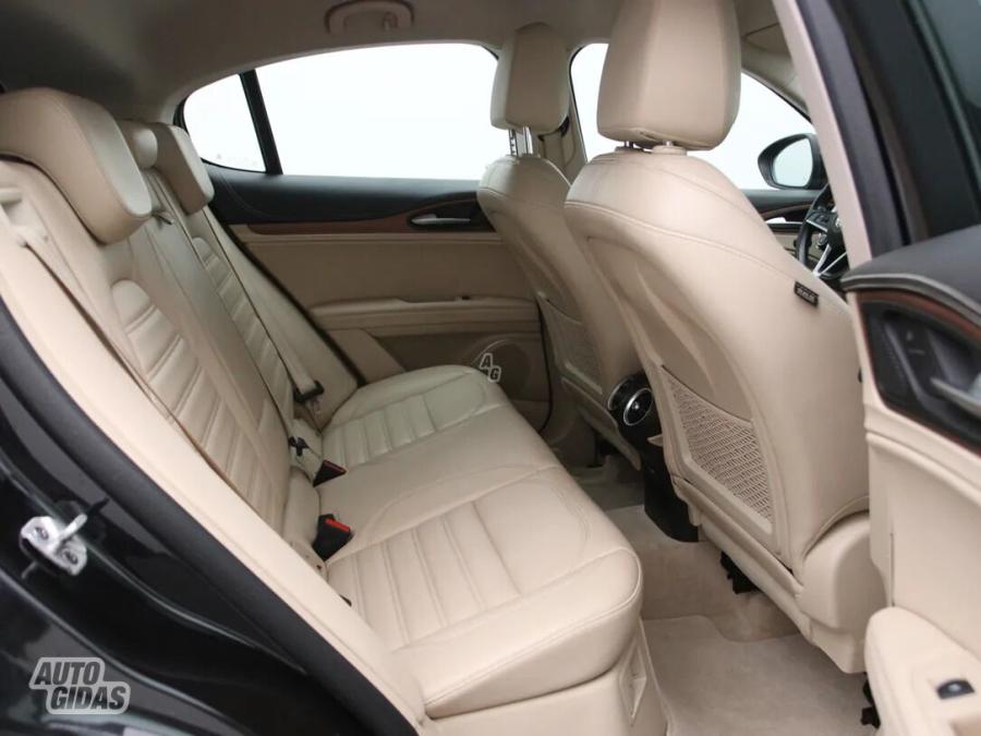 Black Alfa Romeo Stelvio 2019 in Vilnius, with an engine capacity of 2.20 L and mileage of 132 thousand km for 20999 €, photo 16 on AUTOMOTO.COM.LV
