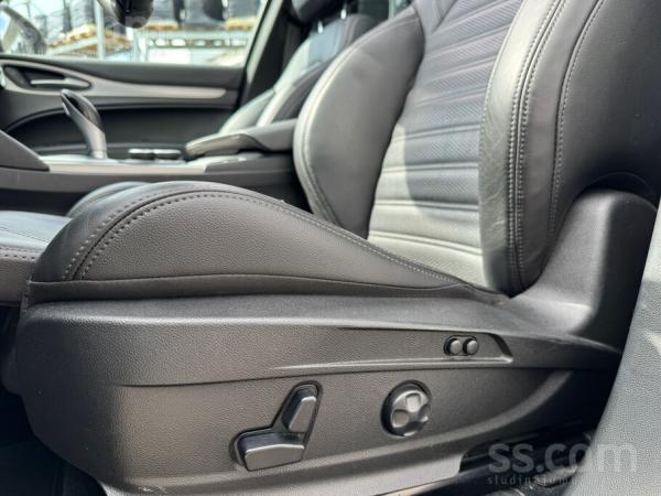 Black Alfa Romeo Stelvio 2019 in Riga, with an engine capacity of 2.00 L and mileage of 173 thousand km for 22900 €, photo 10 on AUTOMOTO.COM.LV