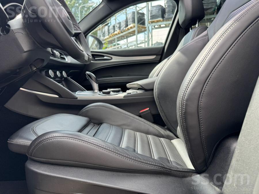 Black Alfa Romeo Stelvio 2019 in Riga, with an engine capacity of 2.00 L and mileage of 173 thousand km for 22900 €, photo 12 on AUTOMOTO.COM.LV