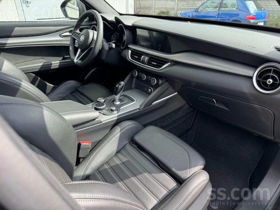 Black Alfa Romeo Stelvio 2019 in Riga, with an engine capacity of 2.00 L and mileage of 173 thousand km for 22900 €, photo 13 on AUTOMOTO.COM.LV