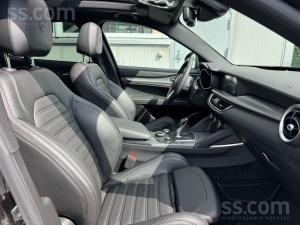 Black Alfa Romeo Stelvio 2019 in Riga, with an engine capacity of 2.00 L and mileage of 173 thousand km for 22900 €, photo 14 on AUTOMOTO.COM.LV