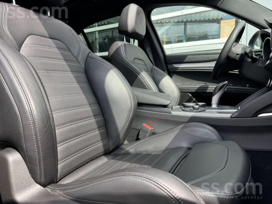 Black Alfa Romeo Stelvio 2019 in Riga, with an engine capacity of 2.00 L and mileage of 173 thousand km for 22900 €, photo 15 on AUTOMOTO.COM.LV