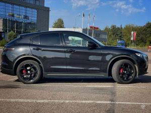 Black Alfa Romeo Stelvio 2020 in Vilnius, with an engine capacity of 2.00 L and mileage of 75 thousand km for 23999 €, photo 3 on AUTOMOTO.COM.LV