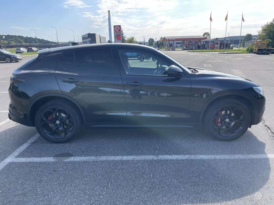 Black Alfa Romeo Stelvio 2020 in Vilnius, with an engine capacity of 2.00 L and mileage of 75 thousand km for 23999 €, photo 9 on AUTOMOTO.COM.LV