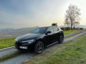 Melns Alfa Romeo Stelvio 2021 Viļņa, ar dzinēja tilpumu 2.00 L un nobraukumu 122 tūkst. km par 28000 €, foto  vietnē AUTOMOTO.COM.LV