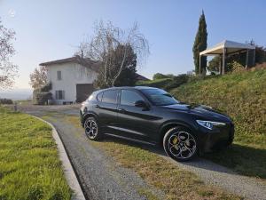 Black Alfa Romeo Stelvio 2021 in Vilnius, with an engine capacity of 2.00 L and mileage of 122 thousand km for 28000 €, photo 5 on AUTOMOTO.COM.LV