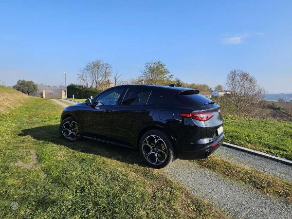 Melns Alfa Romeo Stelvio 2021 Viļņa, ar dzinēja tilpumu 2.00 L un nobraukumu 122 tūkst. km par 28000 €, foto 7 vietnē AUTOMOTO.COM.LV