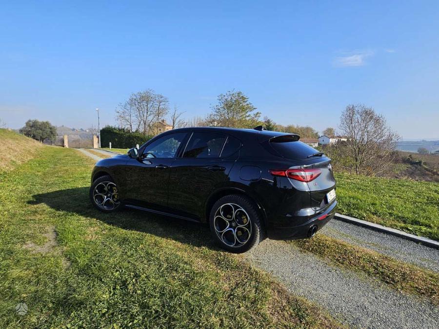 Black Alfa Romeo Stelvio 2021 in Vilnius, with an engine capacity of 2.00 L and mileage of 122 thousand km for 28000 €, photo 7 on AUTOMOTO.COM.LV