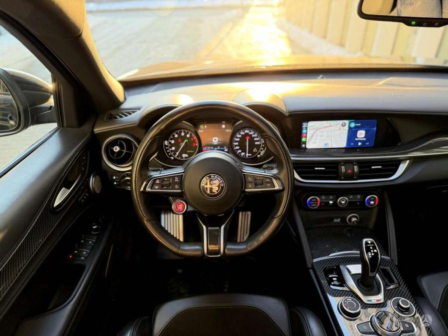 Melns Alfa Romeo Stelvio 2021 Viļņa, ar dzinēja tilpumu 2.89 L un nobraukumu 81 tūkst. km par 43900 €, foto 5 vietnē AUTOMOTO.COM.LV