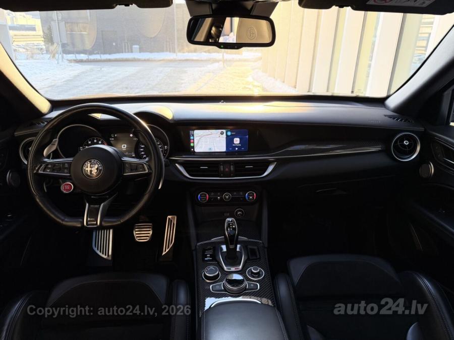 Black Alfa Romeo Stelvio 2021 in Riga, with an engine capacity of 2.89 L and mileage of 81 thousand km for 43900 €, photo 8 on AUTOMOTO.COM.LV