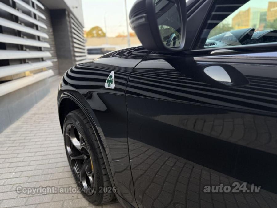 Black Alfa Romeo Stelvio 2021 in Riga, with an engine capacity of 2.89 L and mileage of 81 thousand km for 43900 €, photo 12 on AUTOMOTO.COM.LV